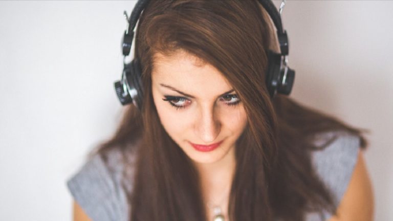 Perché le canzoni ci rimangono in testa? La psicologia spiega come si ...