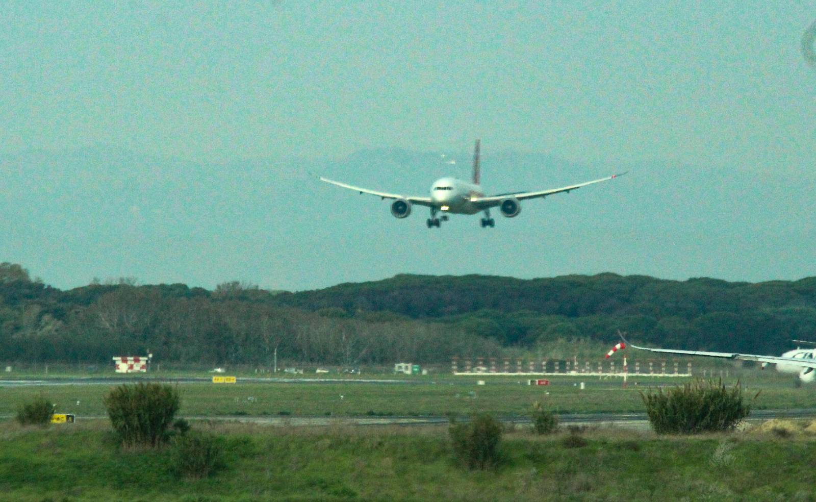 Aereo decolla da Fiumicino e il motore prende fuoco, cos’è successo ...